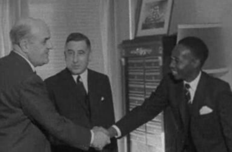 Aleke Banda apresenta cumprimentos a Joaquim da Silva Cunha – RTP Arquivos