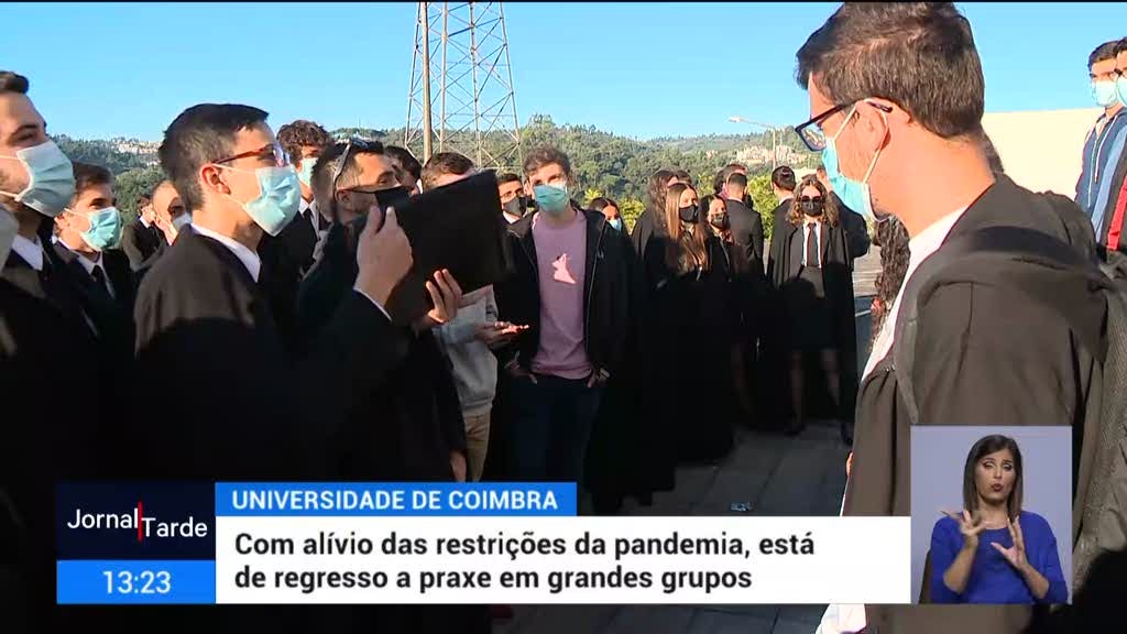 Está de regresso à Universidade de Coimbra a praxe com grandes grupos