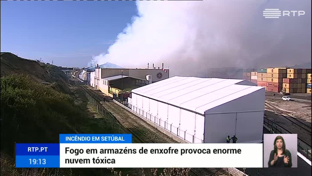 Incêndio em Setúbal provoca enorme nuvem tóxica