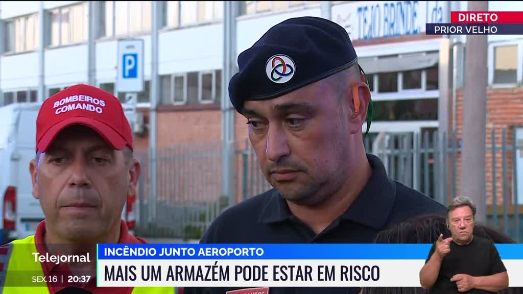 Bombeiros combatem incêndio em parque de estacionamento no Prior Velho