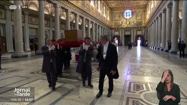 Túmulo de papa Francisco perto do altar de São Francisco
