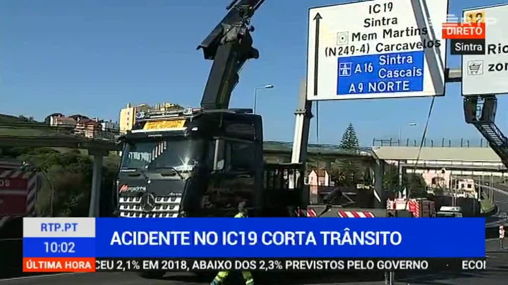 Lisboa. Acidente no IC19 corta trânsito nos dois sentidos