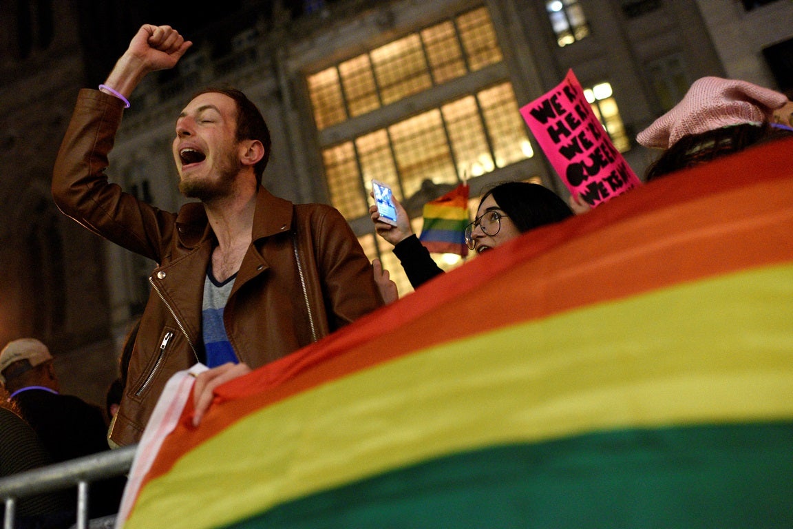 LGBT vítimas de violência doméstica vão contar com guia - País - RTP ...