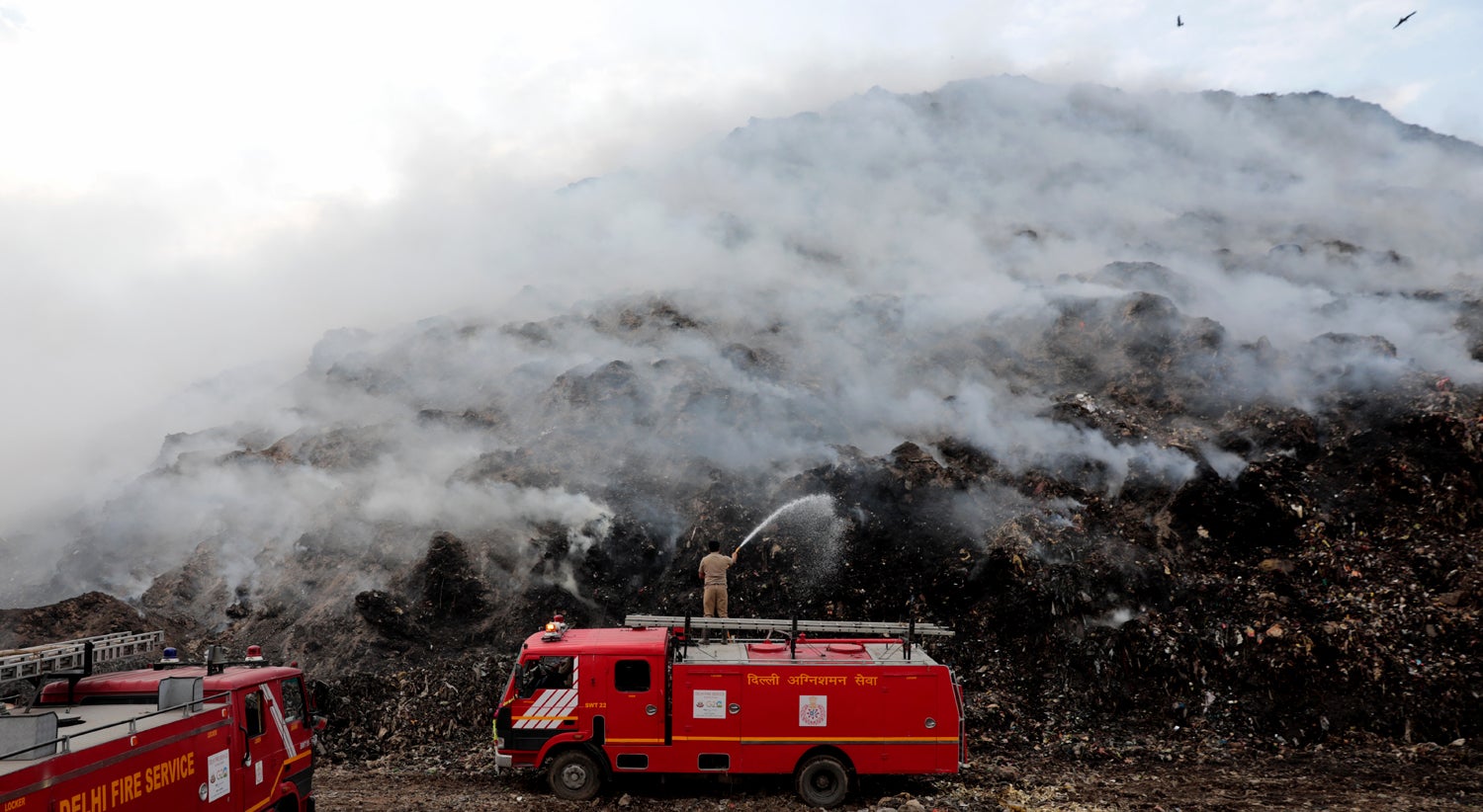 Índia. Ar tóxico em incêndio