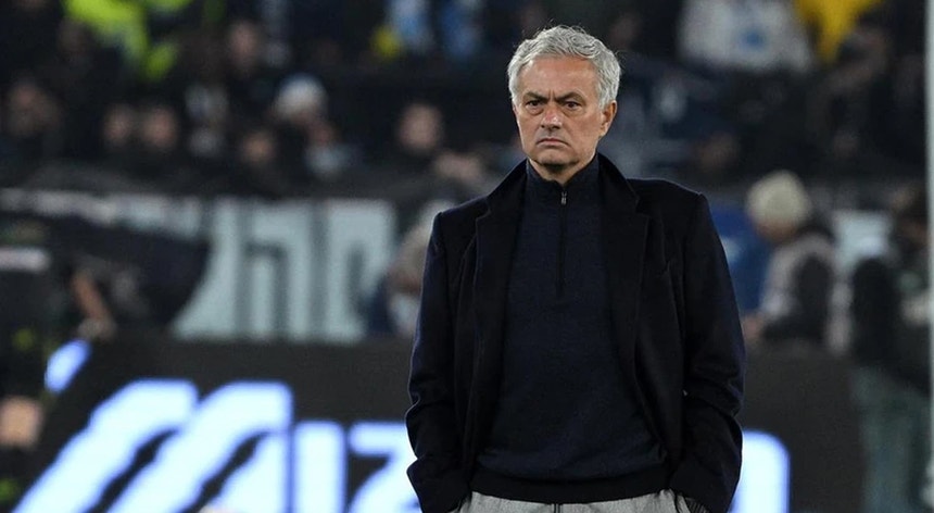 José Mourinho já assinou pelo Fenerbahçe José Mourinho já assinou pelo Fenerbahçe