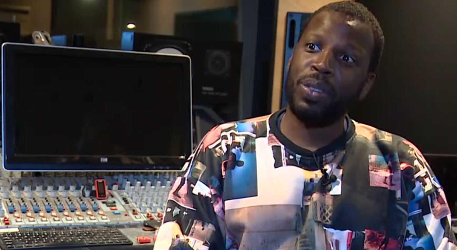 Dino D’Santiago celebra dez anos de carreira a solo