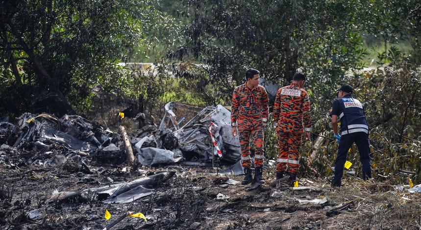 Dez Mortos Em Queda De Avião Ligeiro Em Autoestrada Da Malásia