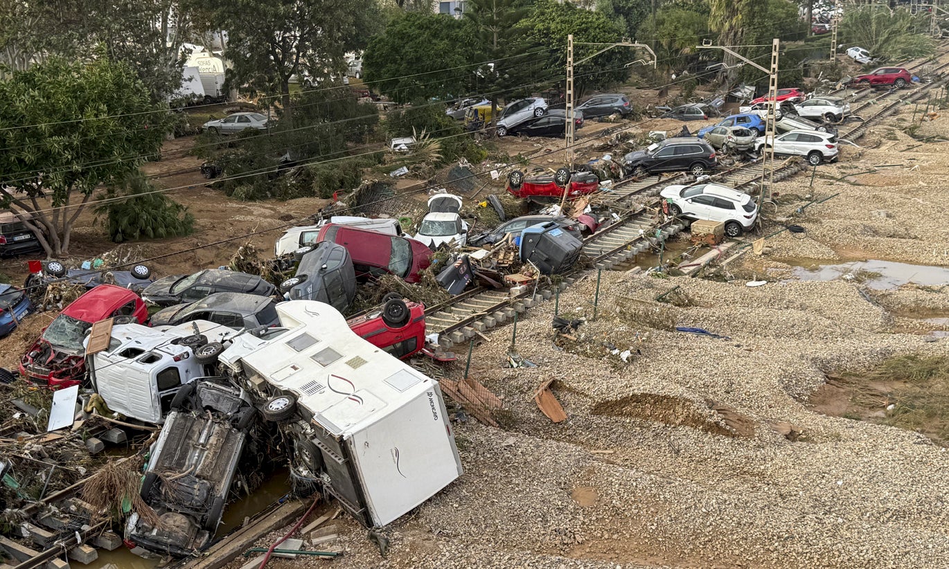 Cheias empilham centenas de carros em Espanha