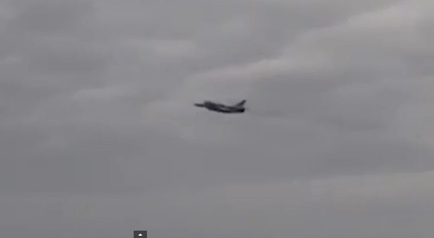 Caça russo faz voo rasante a navio de guerra norte-americano (vídeo) Caça russo faz voo rasante a navio de guerra norte-americano (vídeo)