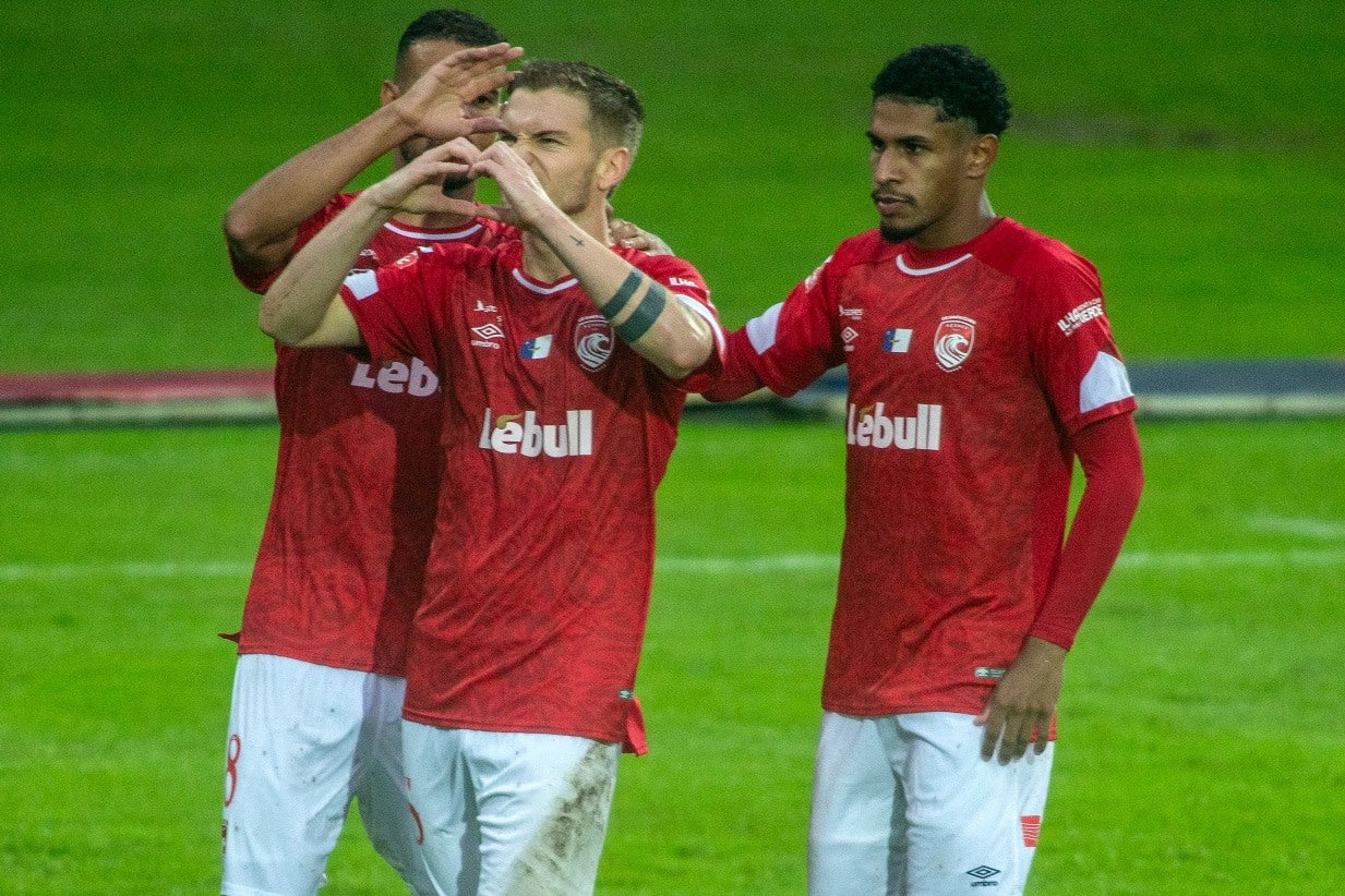 Médio Darlan Mendes e avançado Vitinho reforçam Santa Clara