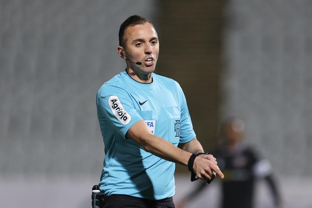 João Pinheiro arbitra o Chelsea-Djurgarden