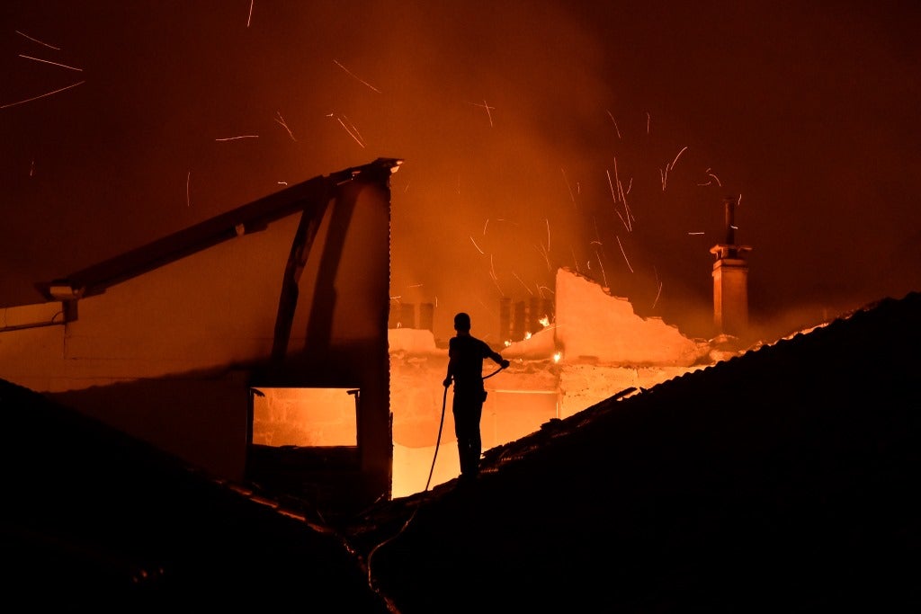 Vento e temperatura elevada provocam várias projeções de incendio na Lousã