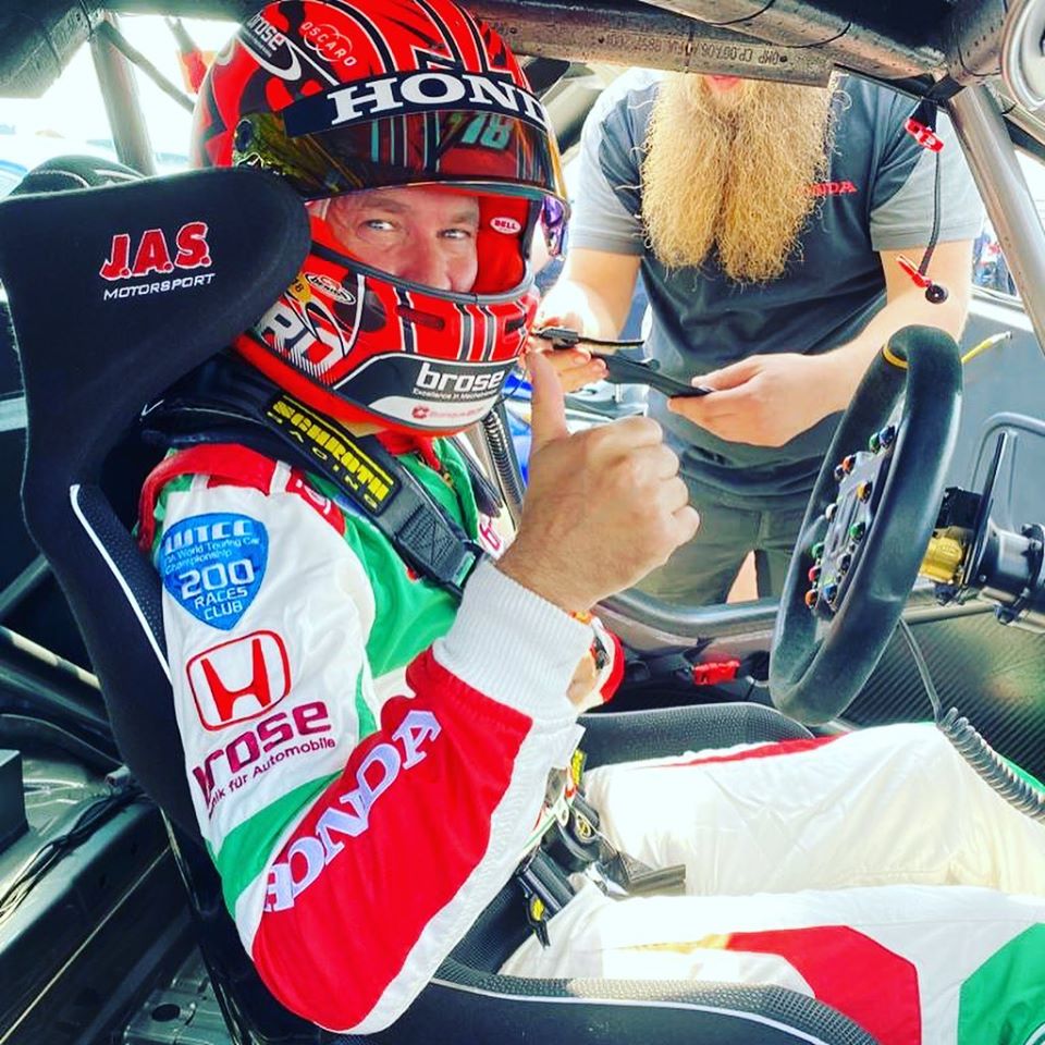 Tiago Monteiro em segundo numa prova de resistência na Alemanha