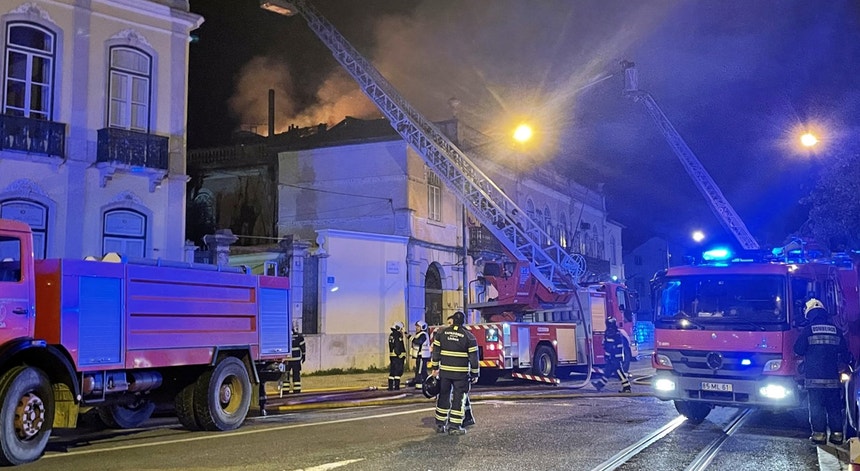 Incêndio em Lisboa. Fogo atingiu cobertura de edifício devoluto