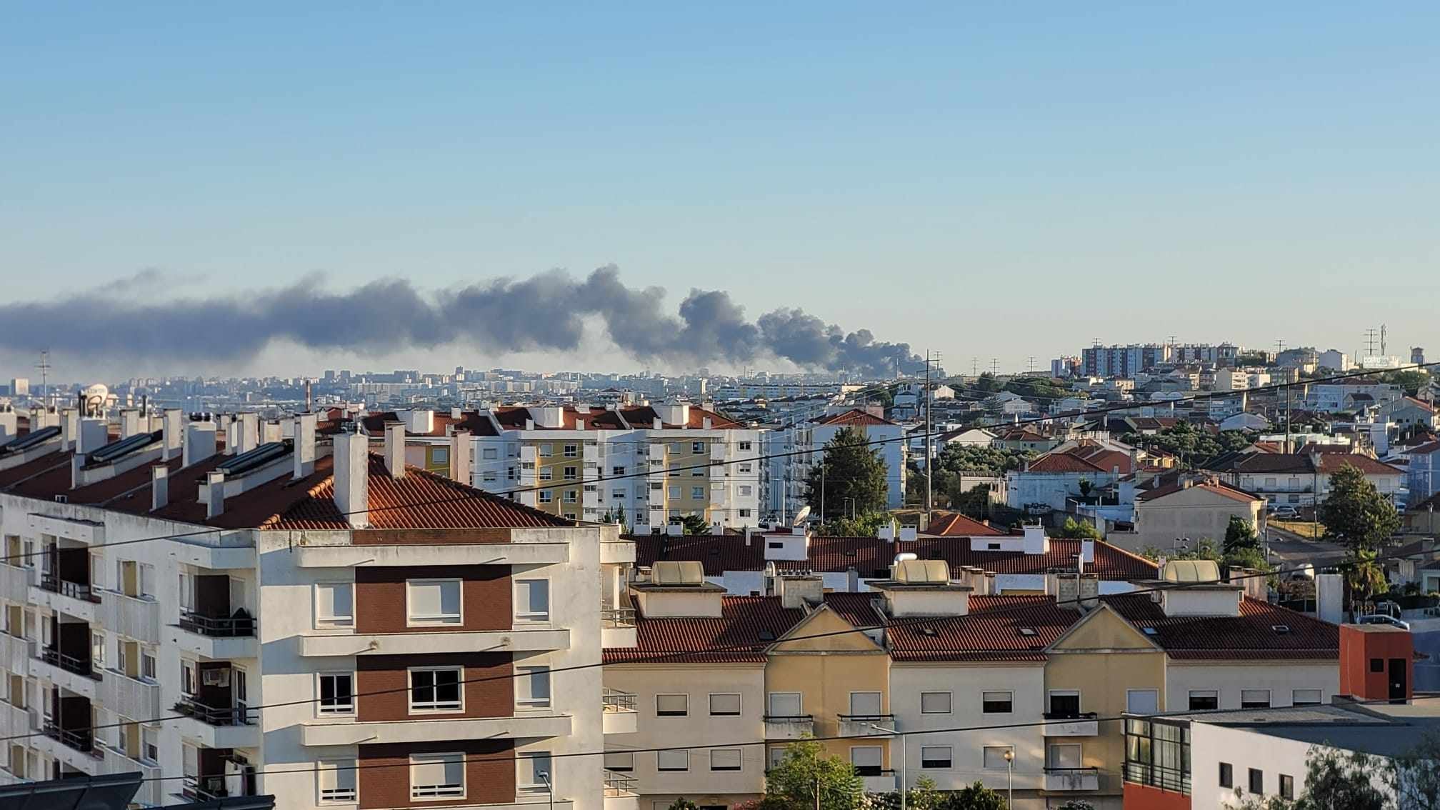 Bombeiros combatem incêndio em parque de estacionamento no Prior Velho