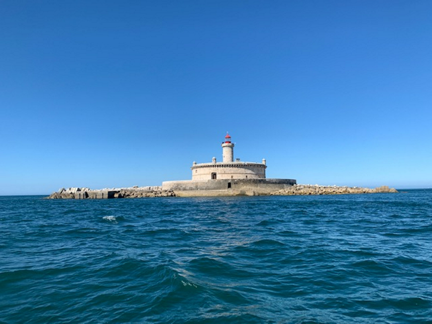 Farol do Bugio tenta resistir a "ventos e marés"