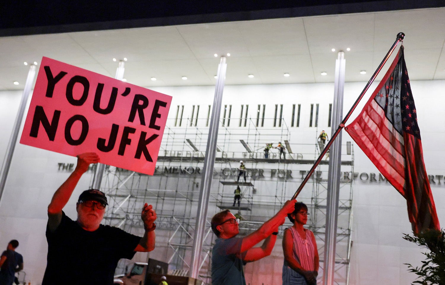 Nome de Donald Trump começou a ser removido do Kennedy Center