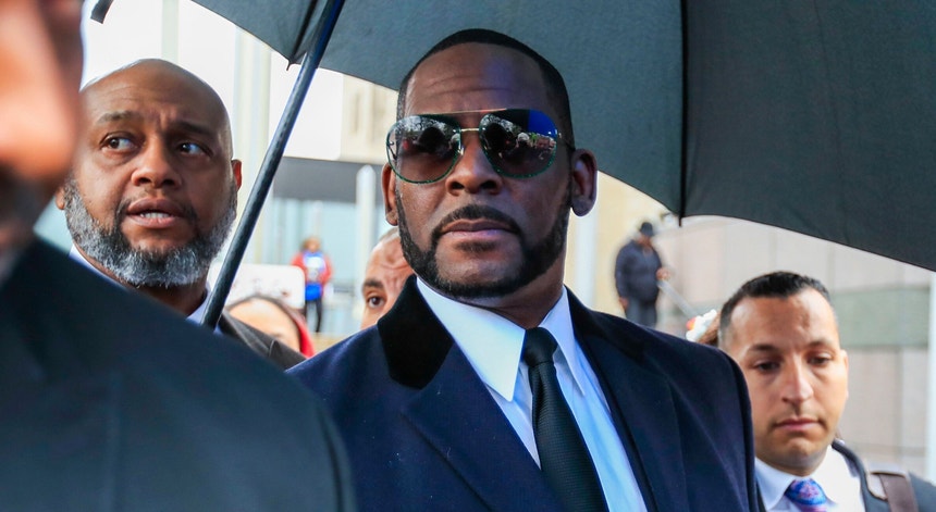 R. Kelly culpado de seis crimes relacionados com pornografia infantil