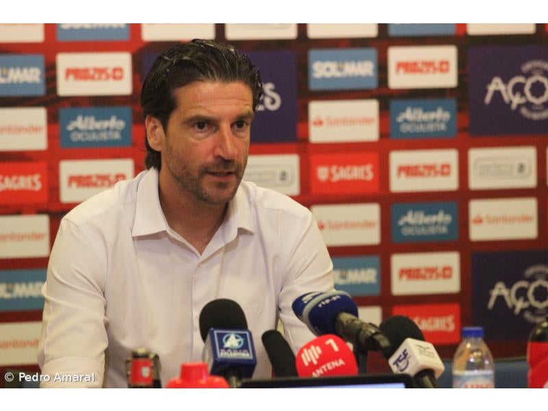 Jorge Simão promete “milagre” no Santa Clara