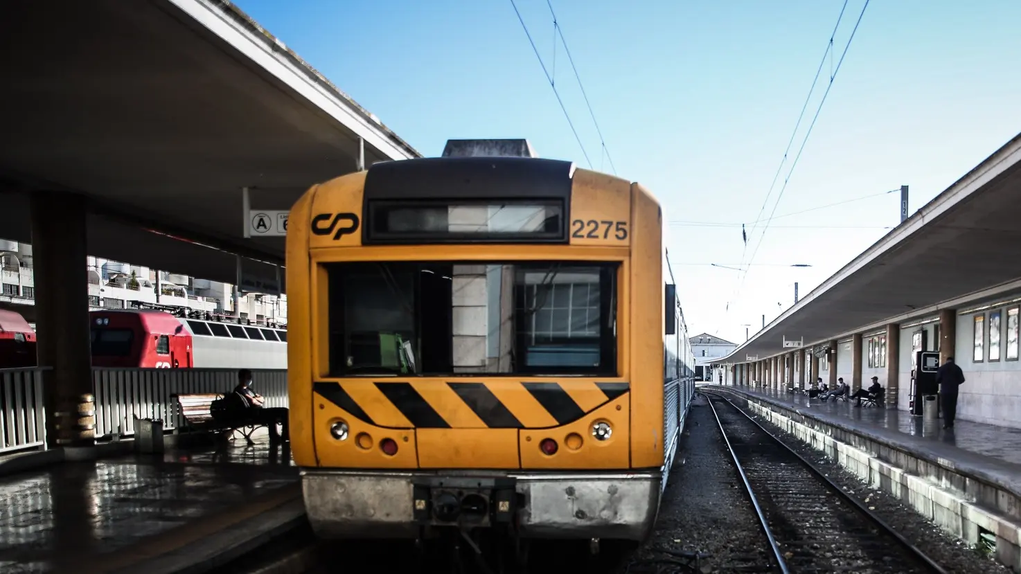 Comboios da Linha de Cascais circulam hoje em horário normal