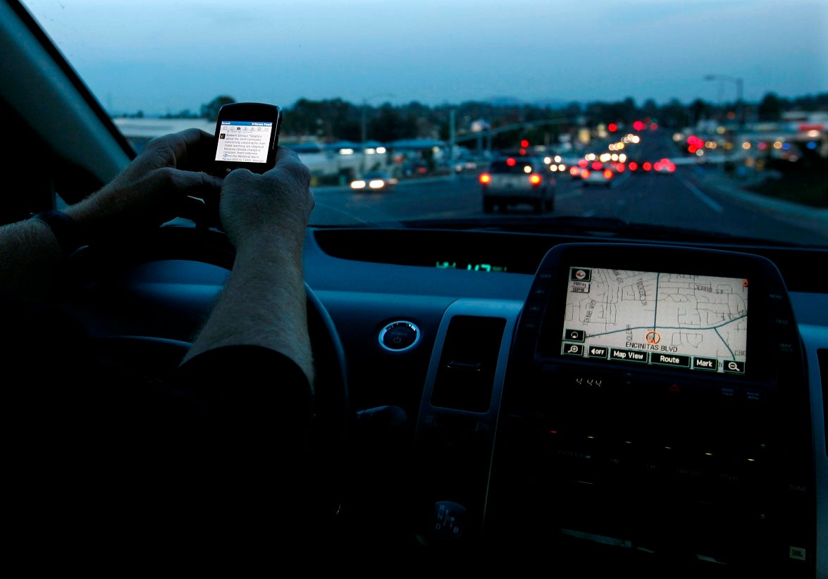 Conduzir e falar ao telemóvel ao mesmo tempo tem multa agravada