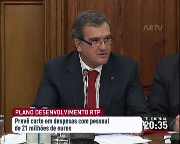 Miguel Relvas foi ao parlamento entregar plano para reestruturar a RTP