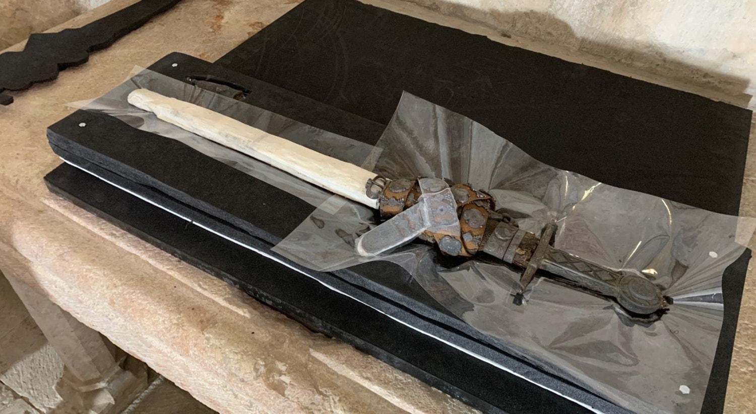 Espada de D. Dinis retirada do túmulo