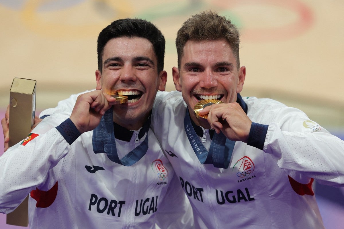 Iúri Leitão e Rui Oliveira emocionados na entrega da medalha de ouro