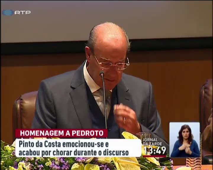 Pinto da Costa emociona-se na homenagem a Pedroto