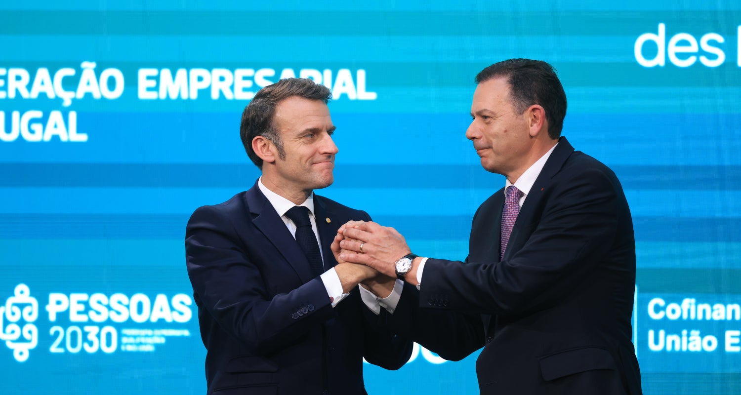 Macron defende "forma inovadora de casamento" entre Air France e TAP