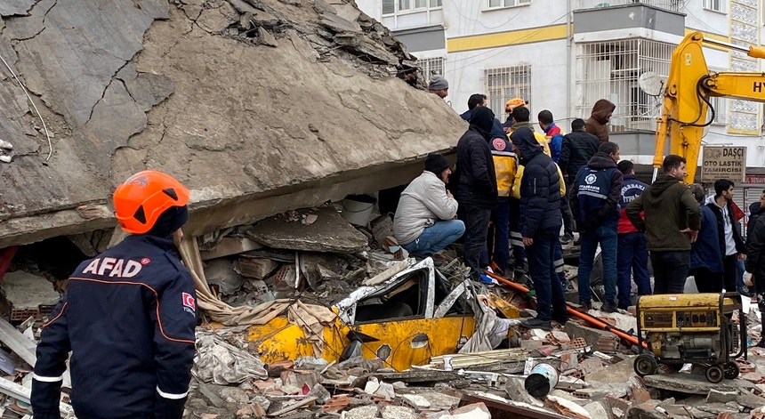 Sismo de magnitude 7.8 na Turquia provoca centenas de mortos