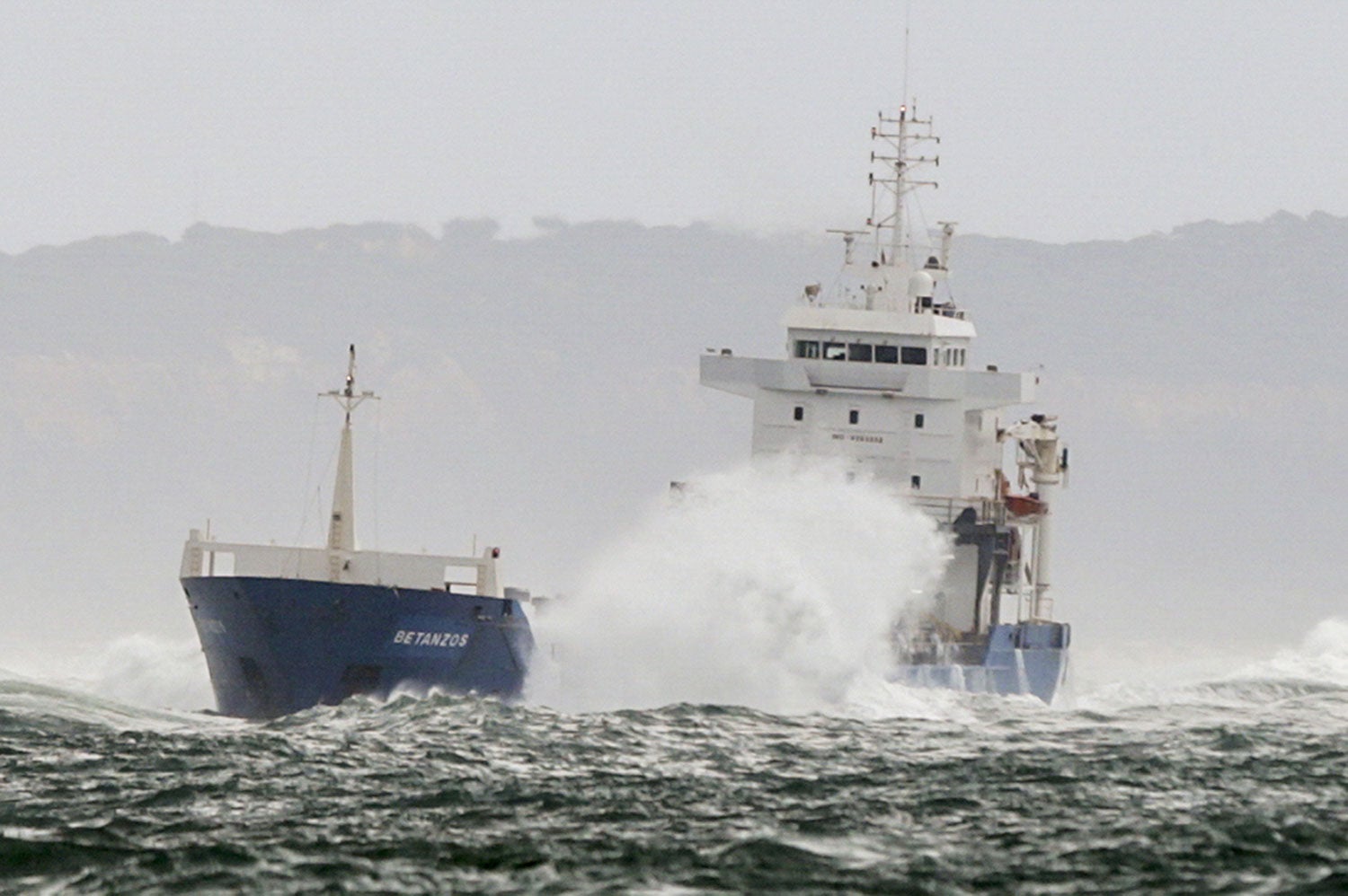 Autoridades esperam nova preia-mar após navio encalhado em Lisboa já ...