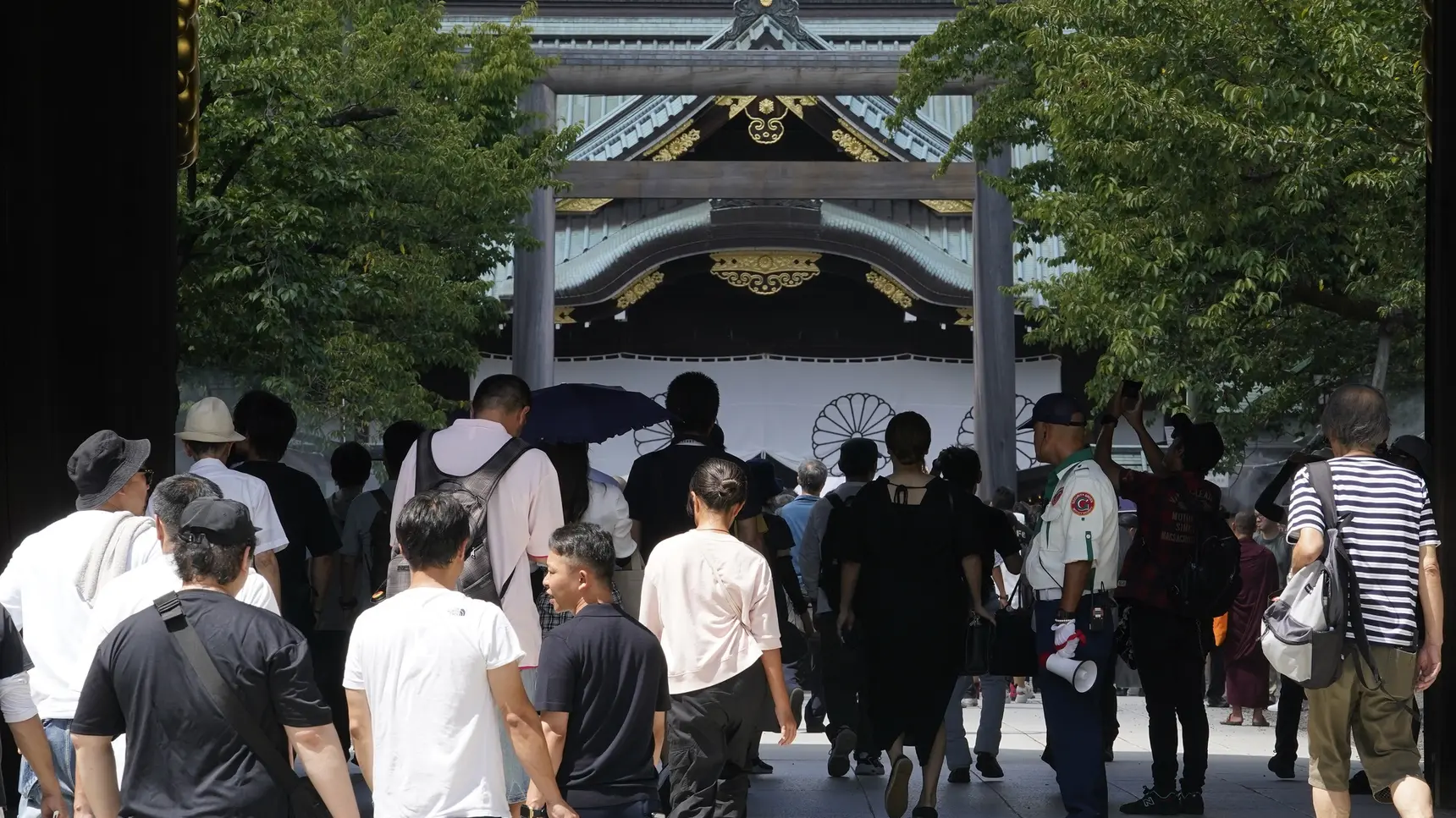Primeira-ministra do Japão envia oferenda a santuário símbolo do ...
