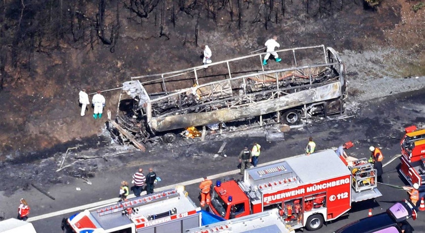 Polícia confirma morte de 18 pessoas em acidente rodoviário na Alemanha Polícia confirma morte de 18 pessoas em acidente rodoviário na Alemanha