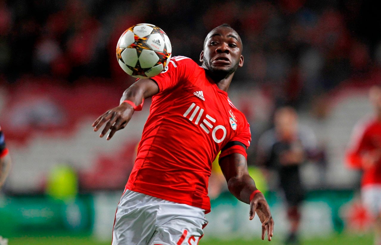 Ola John assina contrato de três épocas com o Vitória de Guimarães