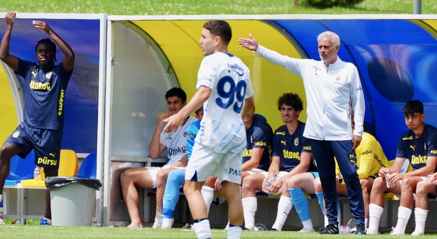 José Mourinho estreia-se pelo Fenerbahçe com vitória em jogo particular José Mourinho estreia-se pelo Fenerbahçe com vitória em jogo particular