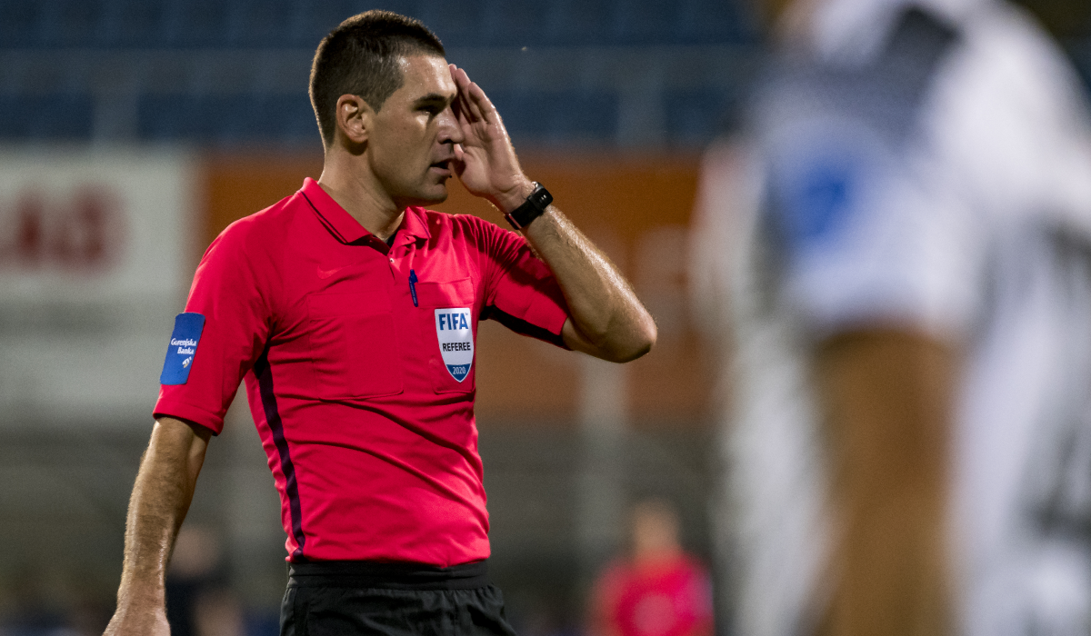 Rade Obrenovic arbitra o Portugal-Inglaterra