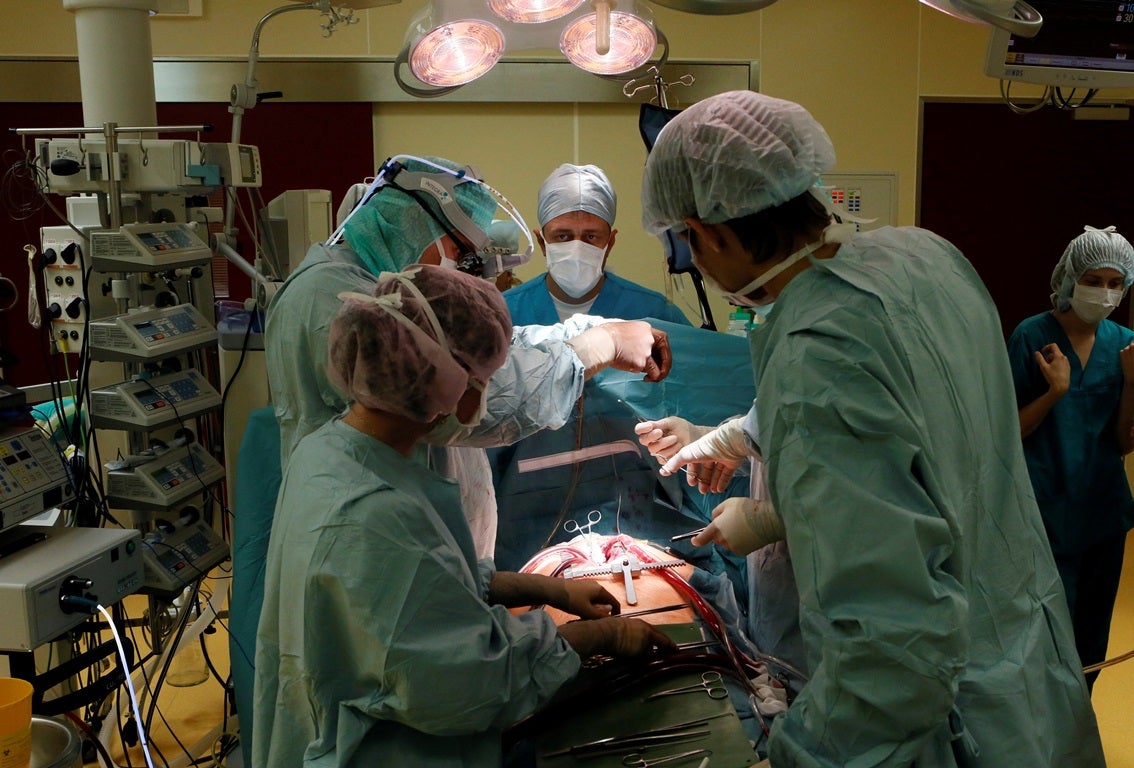 Foi realizado com sucesso o primeiro implante de coração artificial ...