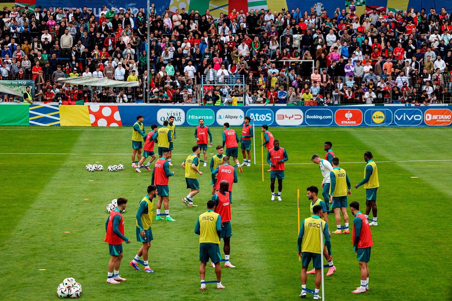 Portugal com todos no relvado em treino com mais de oito mil adeptos