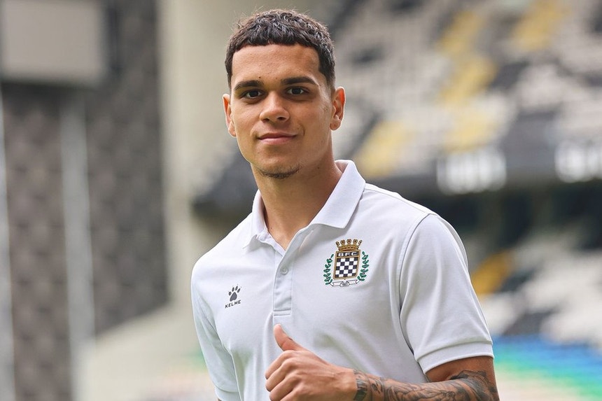 Cristiano Fitzgerald renova contrato com o Boavista