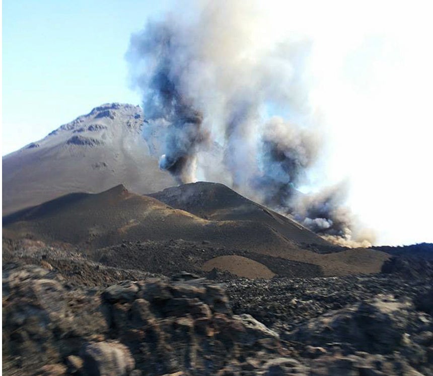 Vulcão da Ilha do Fogo em Cabo Verde entra em erupção - Mundo - RTP ...