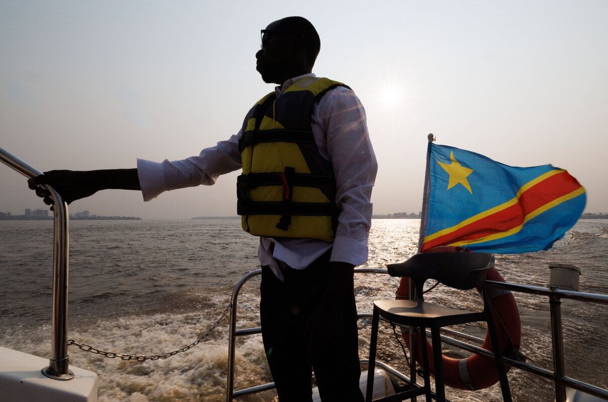 Barco pega fogo e vira-se na RD Congo. 107 pessoas morrem e 146 estão ...