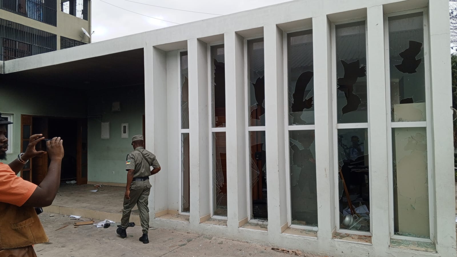 Fuga de prisão em Maputo. Mortos, feridos e centenas de prisioneiros a ...