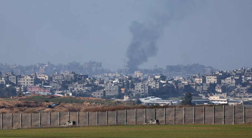 Dezenas de mortos em noite sangrenta no centro da Faixa de Gaza Dezenas de mortos em noite sangrenta no centro da Faixa de Gaza