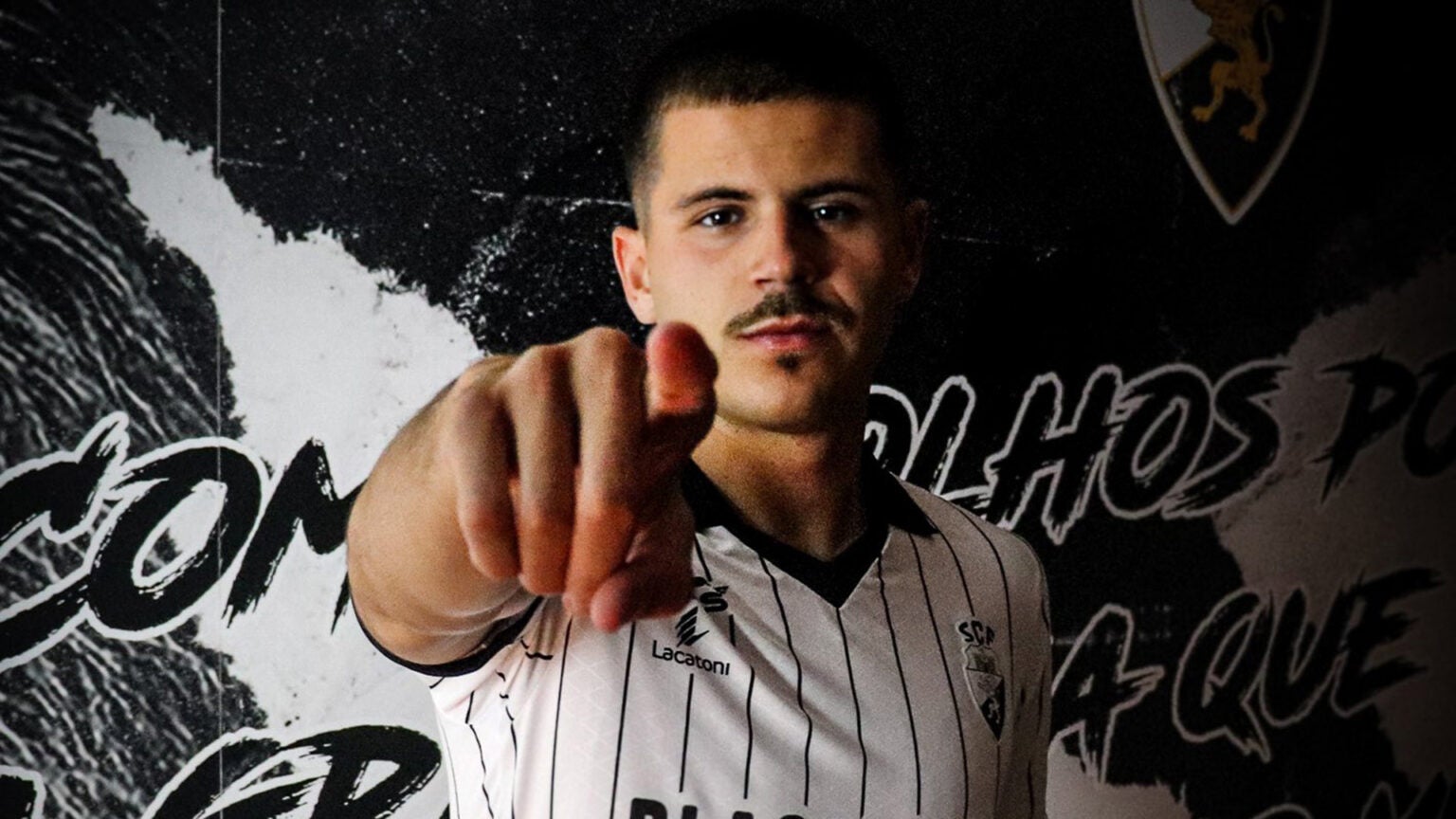 Marco Moreno assina contrato com o Farense