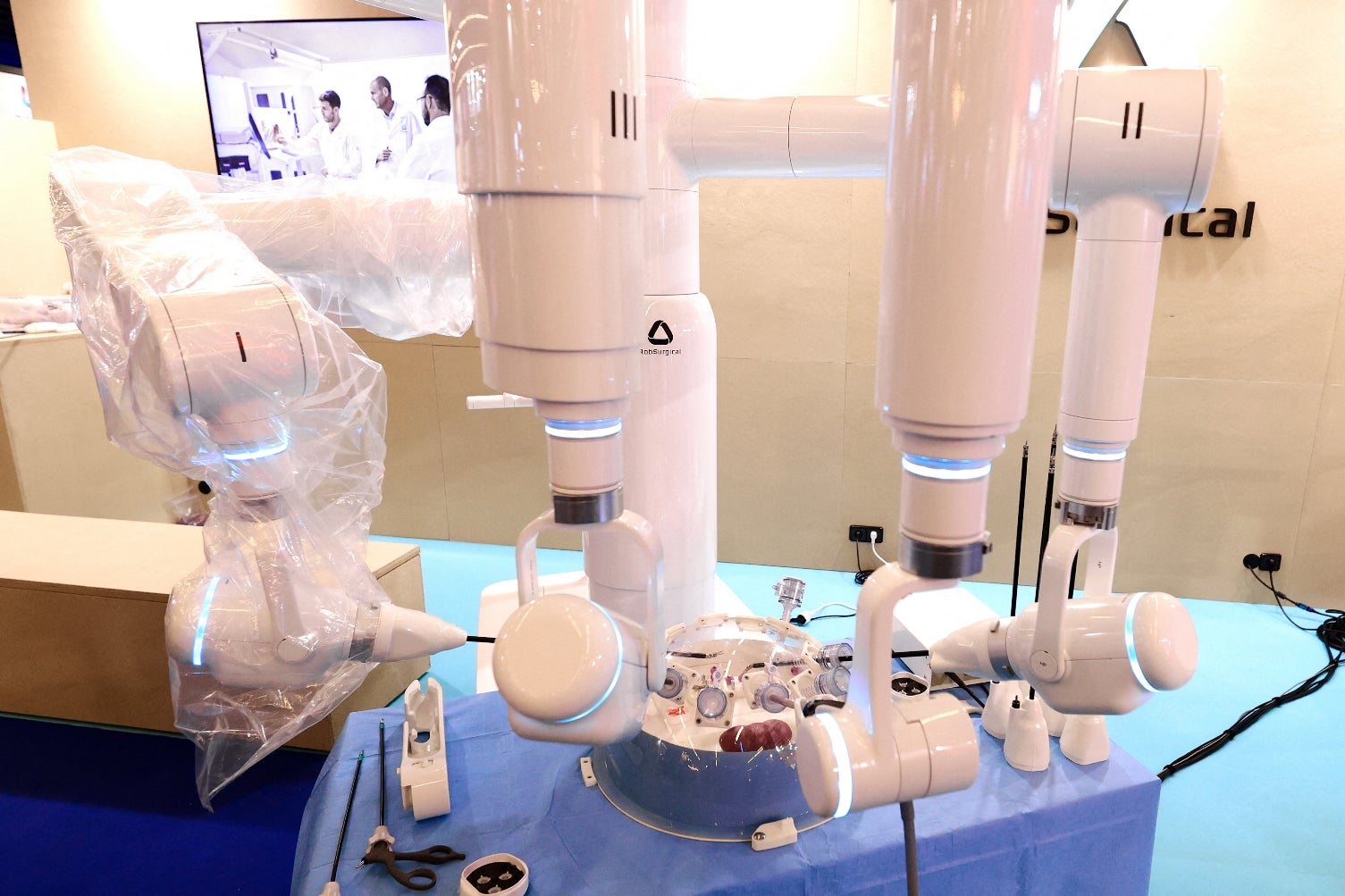 Robot treinado por inteligência artificial faz operação sem ajuda humana