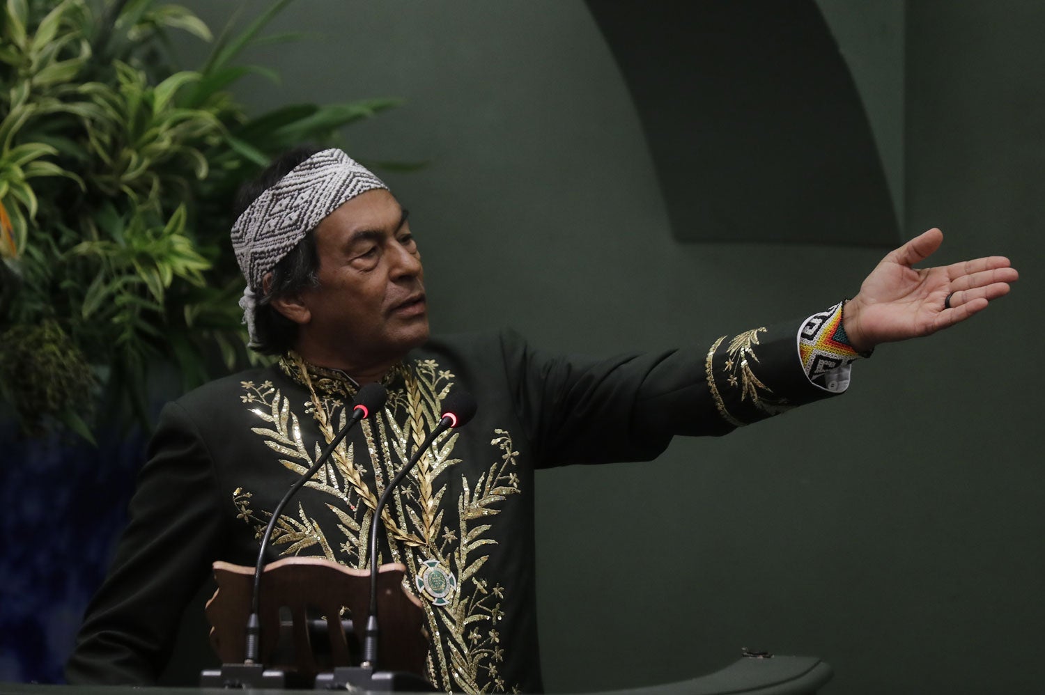 Aílton Krenak toma posse como primeiro indígena na Academia Brasileira ...