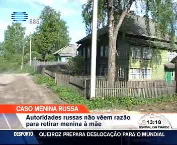 Menina russa fica com a mãe