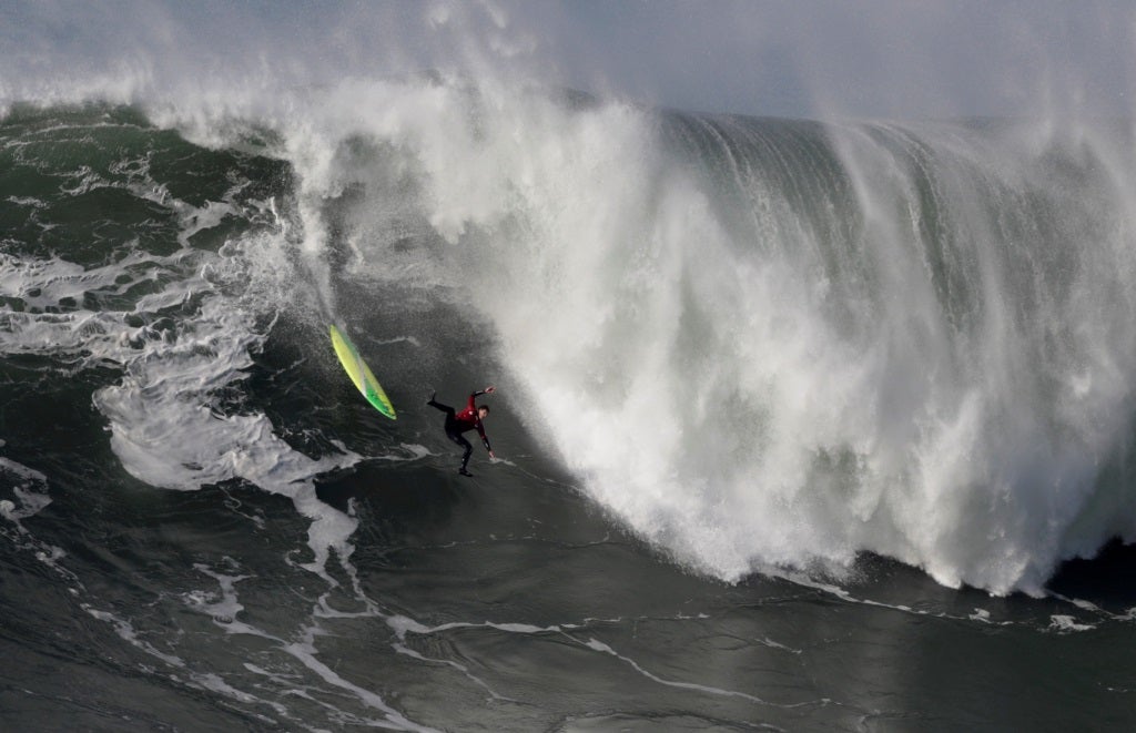 Canhão da Nazaré atinge surfista