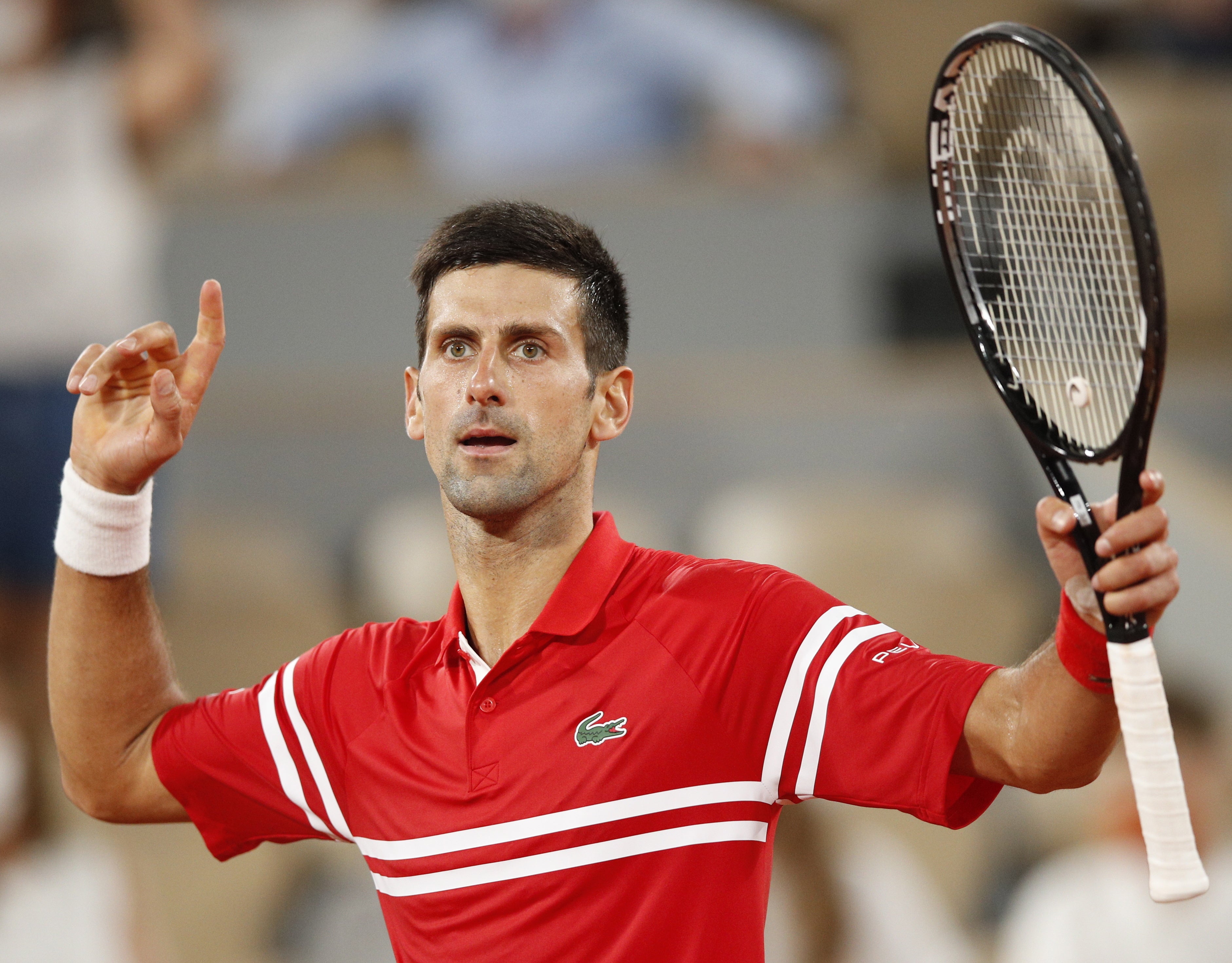 Djokovic `verga` Nadal na terra batida de Paris e passa à final